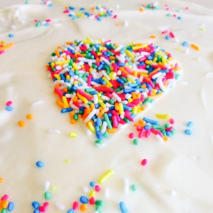 Υπέροχο Funfetti Cake! Θα κολλήσετε μαζί του! - Eimaimama.gr