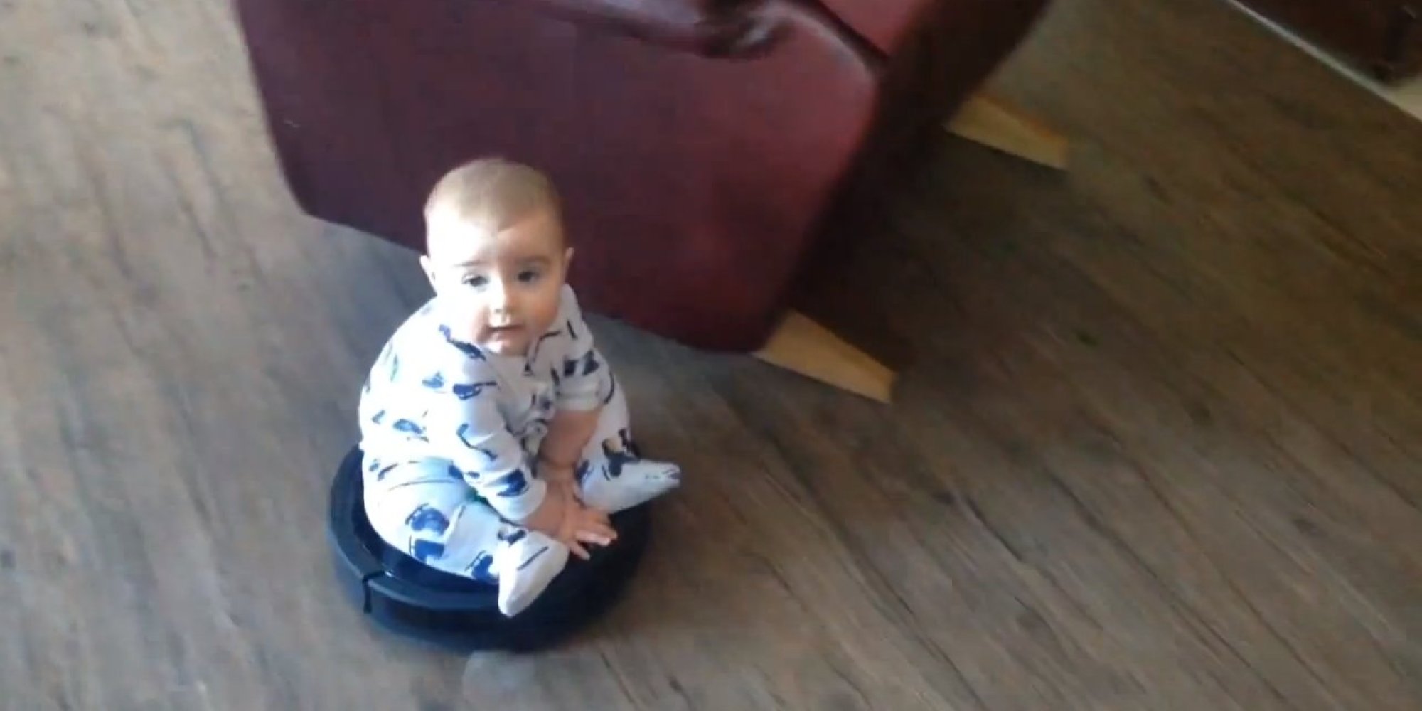 Δείτε πώς ένα μωρό... "βάζει σκούπα"! - Eimaimama.gr