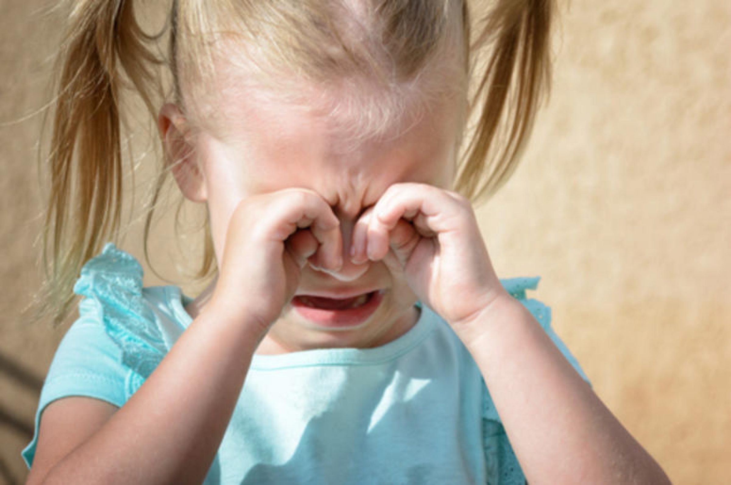 Θέλει να παίζει μόνο μαζί μου ή με τον μπαμπά της και κλαίει με ...